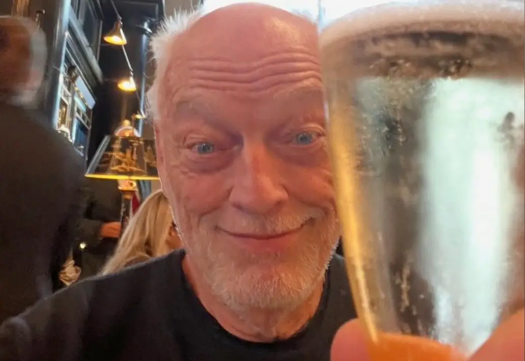 David Gilmour celebra com champanhe a chegada de “Wish You Were Here ...