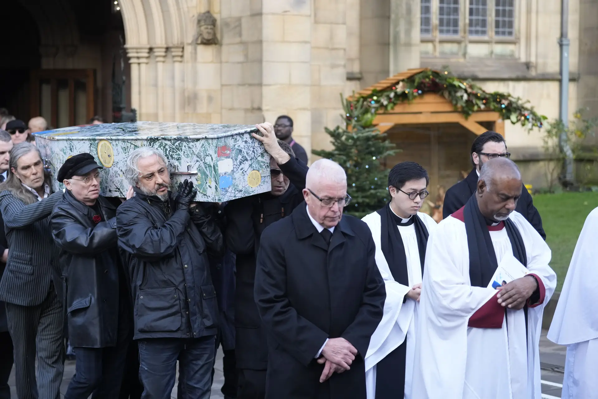 Funeral de Mani juntou músicos, futebolistas e um caixão à Stone Roses ...