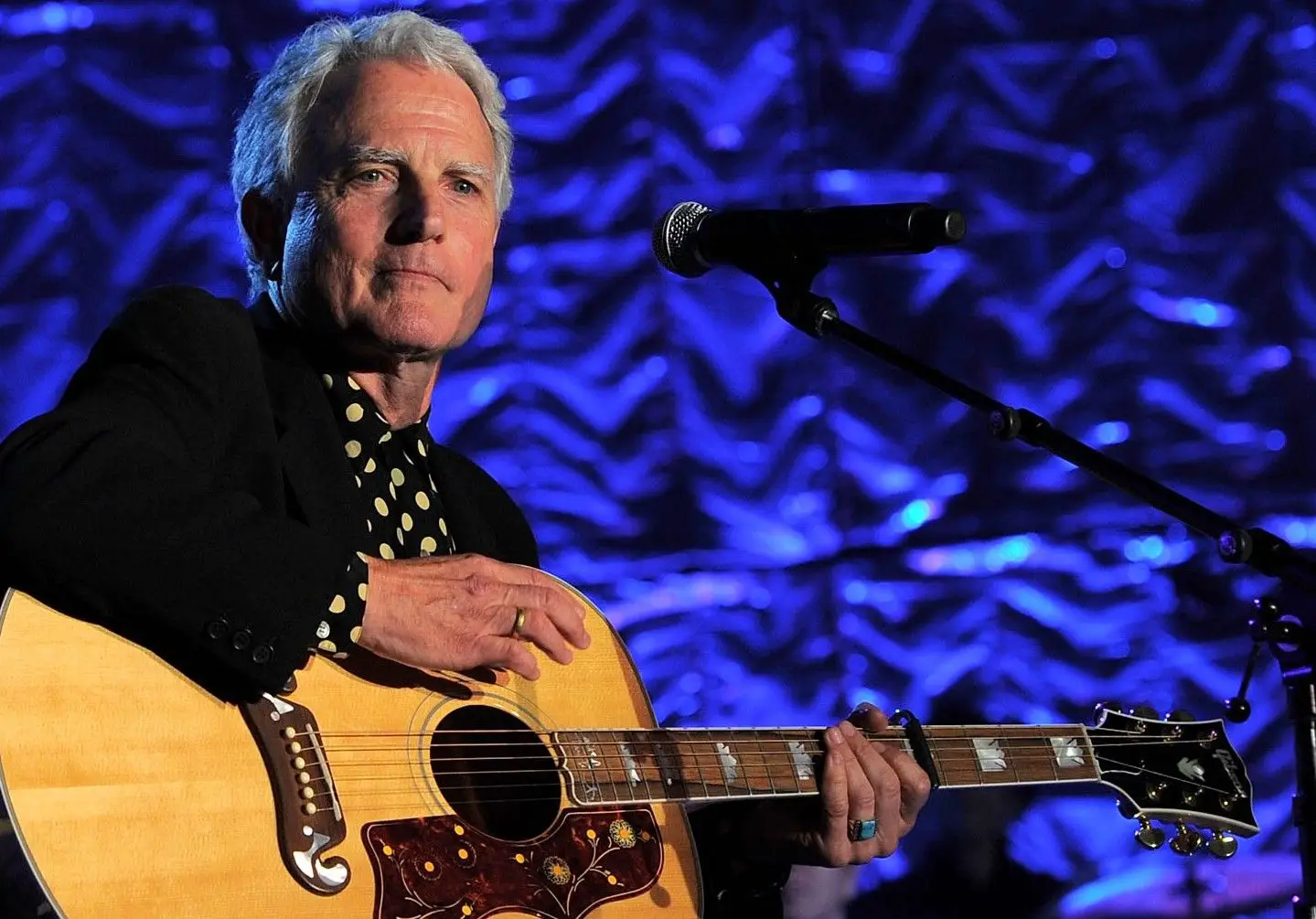 Morreu o compositor de ‘Like a Virgin’, ‘True Colors’ e ‘Eternal Flame ...