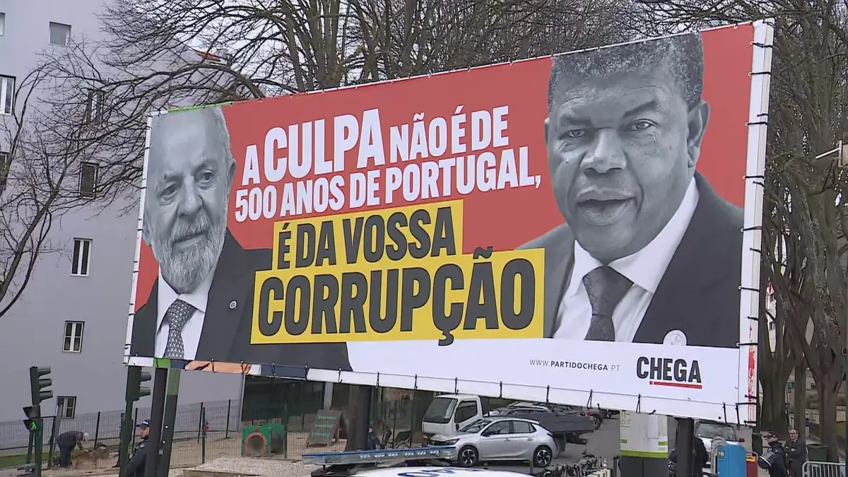 Chega coloca cartaz junto à AR com provocação contra Presidentes de ...