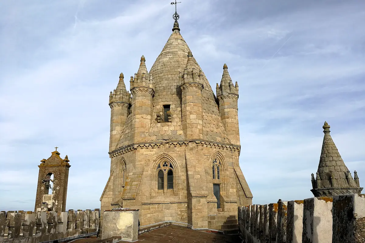 Património, gastronomia e vinhos: um roteiro à descoberta de Évora ...