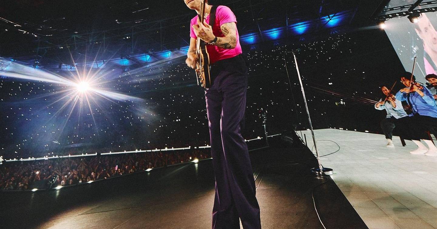 O brilho intenso de Harry Styles no Estádio de Wembley: a crónica de ...