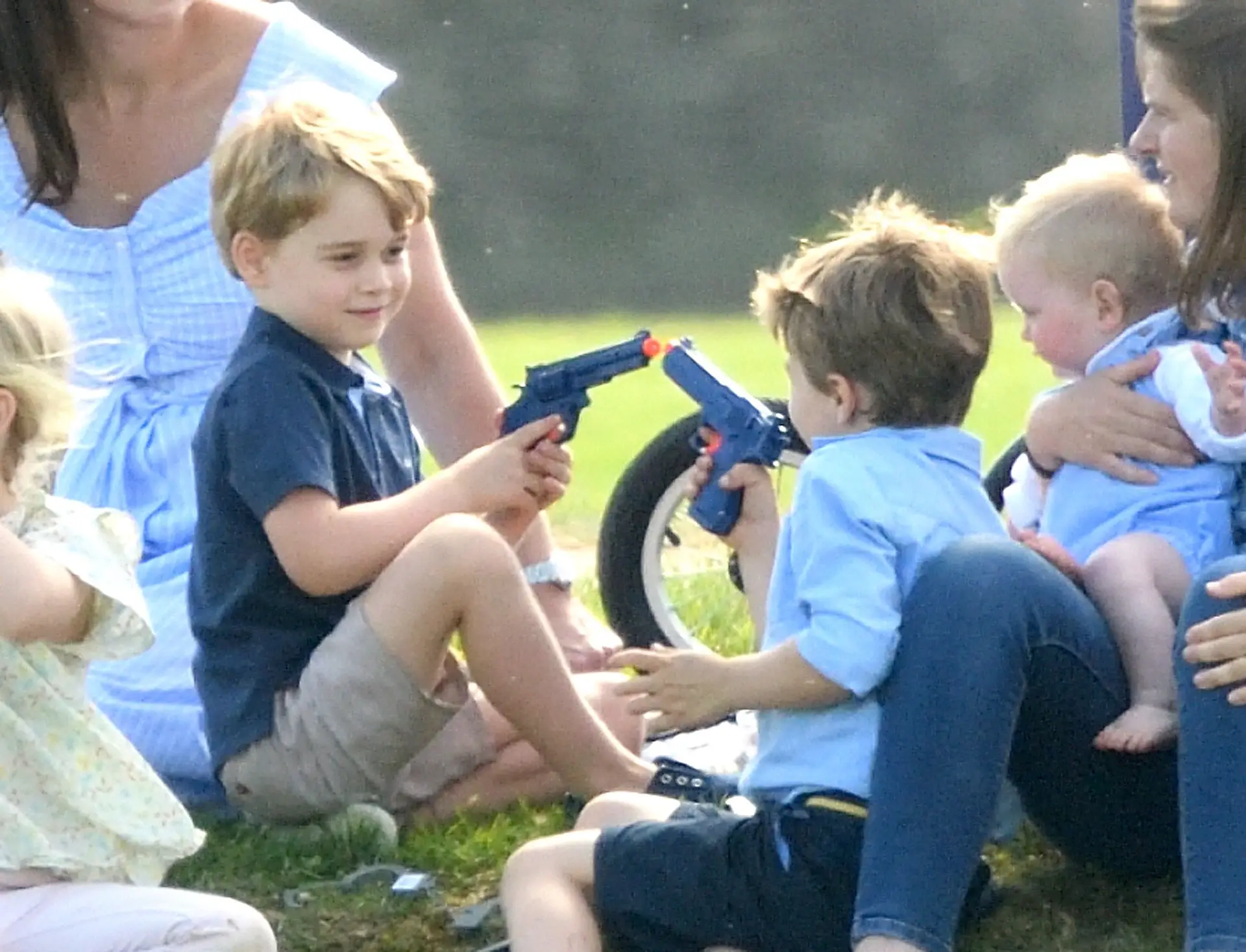 Fotos de príncipe George com pistola de brincar geram controvérsia ...