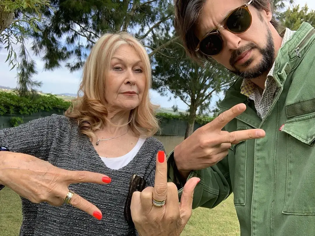 Bruno Nogueira mostra foto rara da mãe… a fazer gesto obsceno - Fama Show