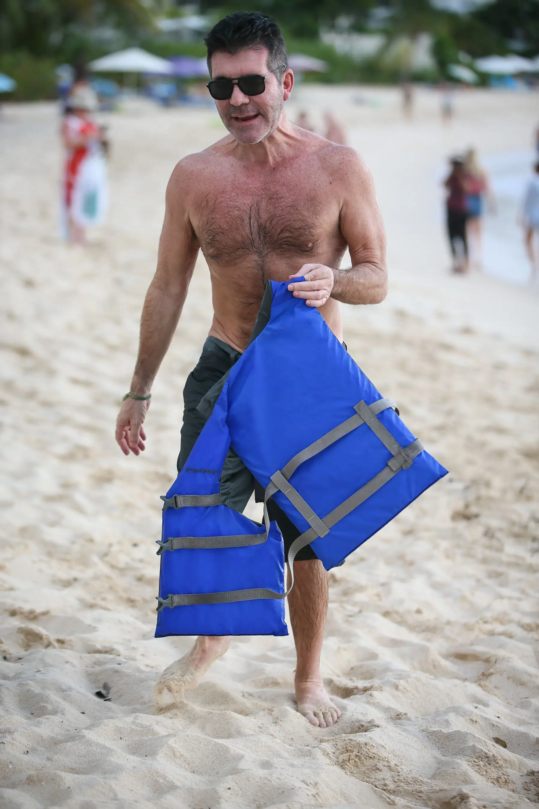 Depois de perda de peso, Simon Cowell exibe nova forma física - Fama Show