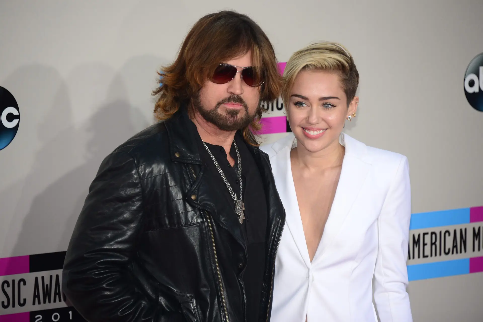 Cinco meses depois do divórcio, pai de Miley Cyrus está noivo - Fama Show