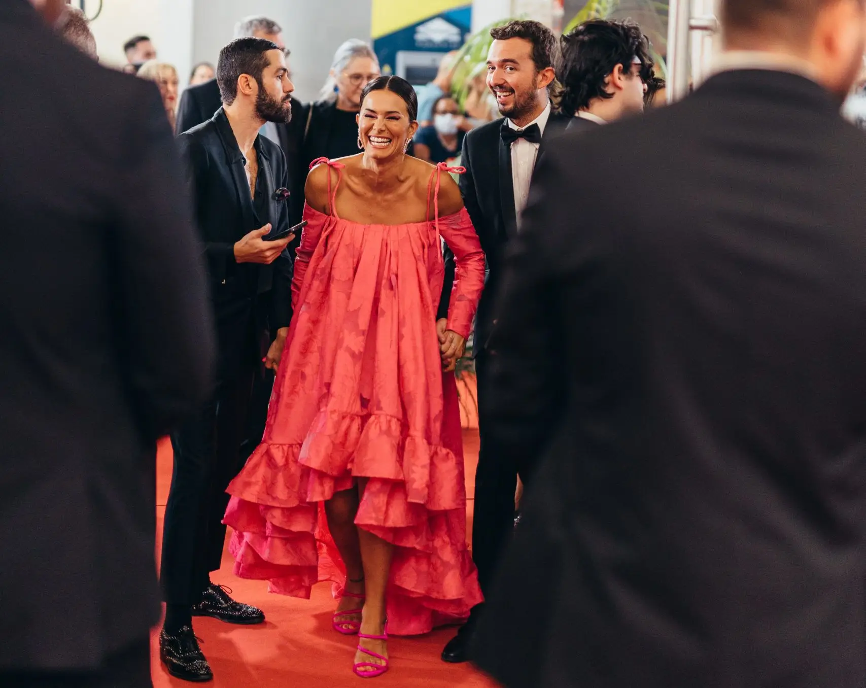 João Alves não resiste ao vestido de Cláudia Vieira para os Globos ...