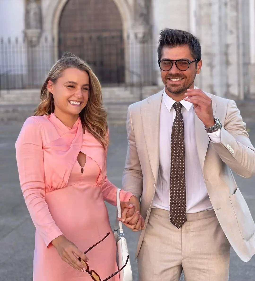 Lourenço Ortigão mostra ‘barrigão’ de Kelly Bailey na praia - Fama Show