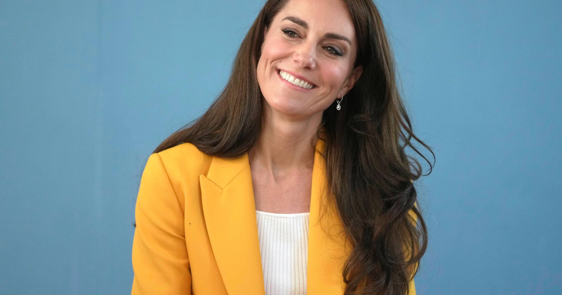 De t-shirt, blazer e ténis, Kate Middleton soma elogios ao mostrar-se ...