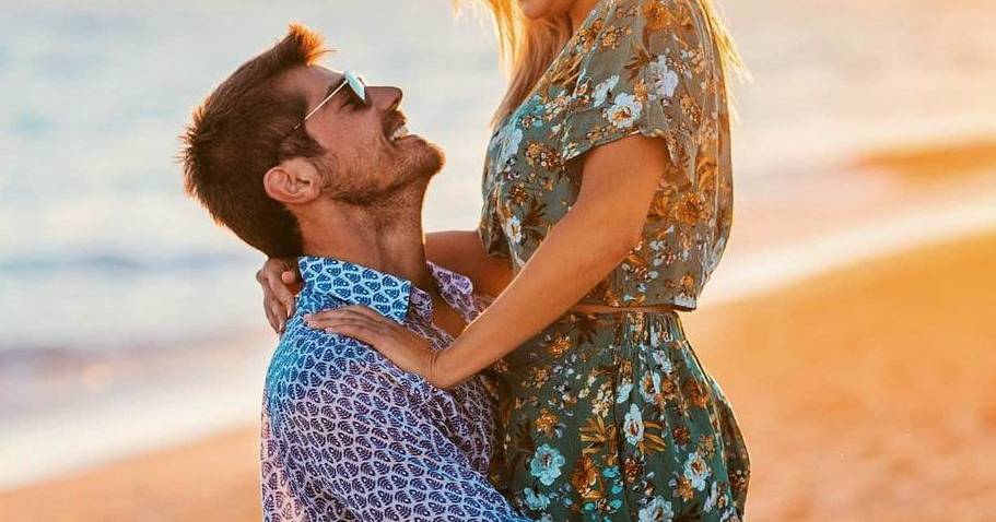 Kelly Bailey mostra-se com o filho ao colo ao revelar nova imagem do ...