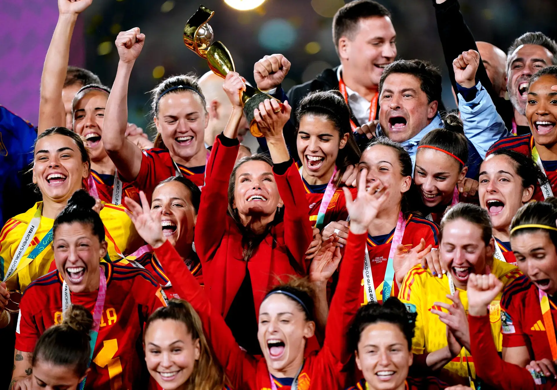 Rainha Letizia levanta a taça após vitória de Espanha no Mundial ...