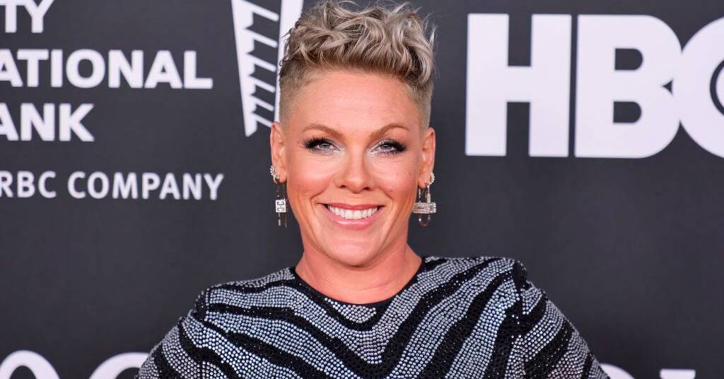 Pink sobe a palco com a filha e atuação torna-se viral - Fama Show