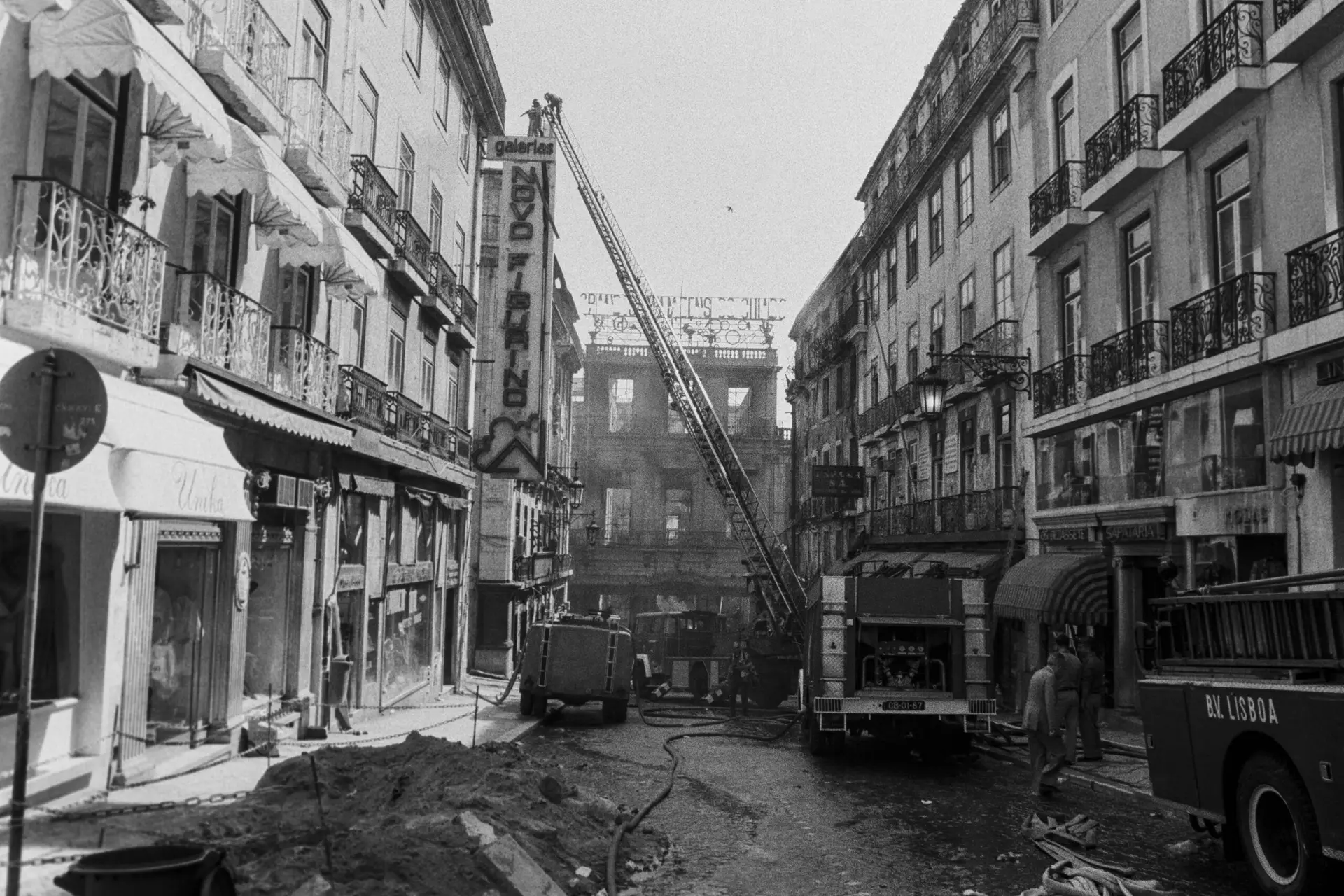 Foi há 36 anos! Recorde as imagens do incêndio do Chiado - Fama Show