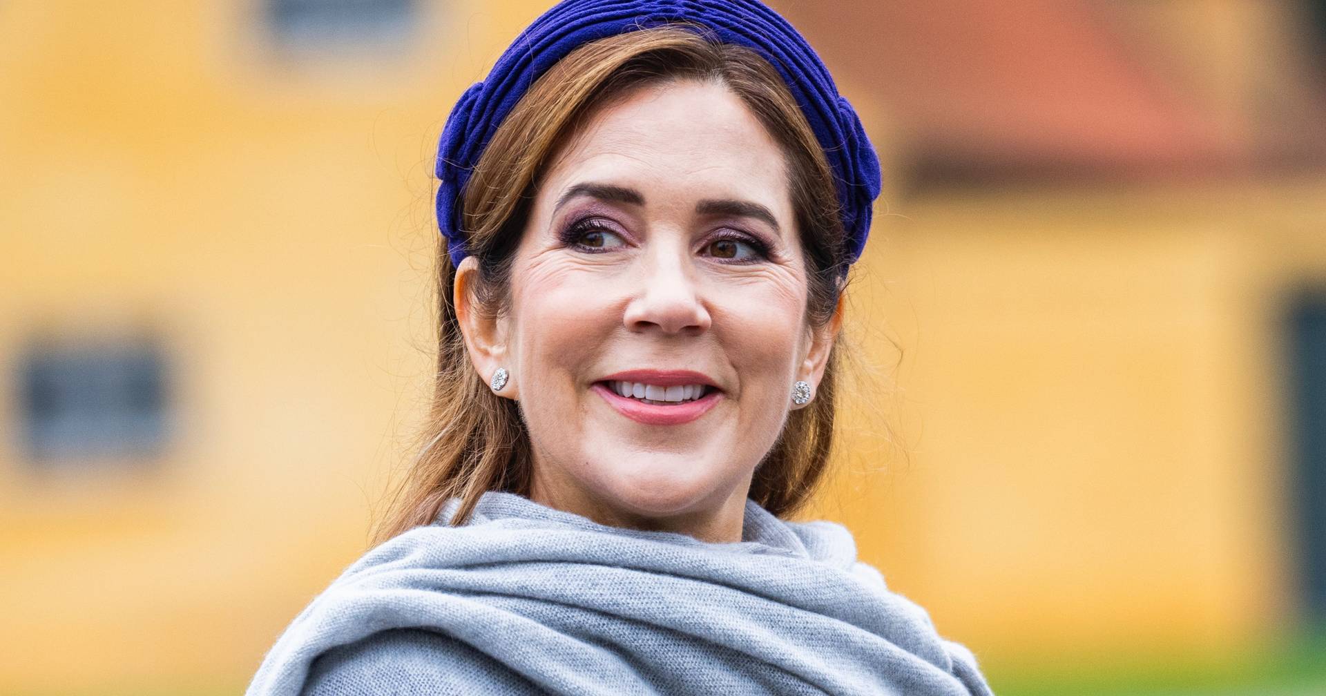 Mary da Dinamarca recicla look que usou na coroação de Carlos III ...