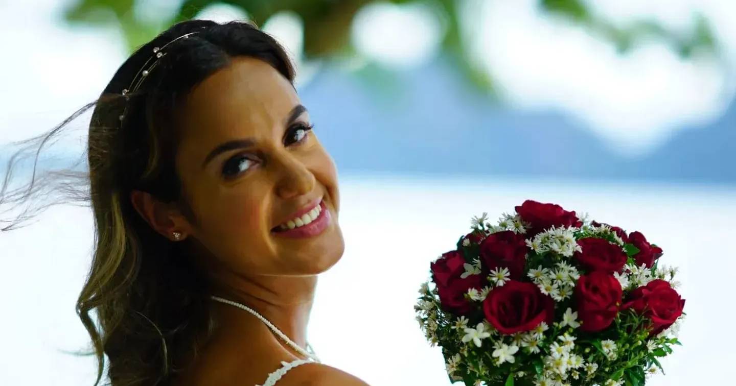 Novamente vestida de noiva! Carina Lopes, de ‘Casados no Paraíso ...