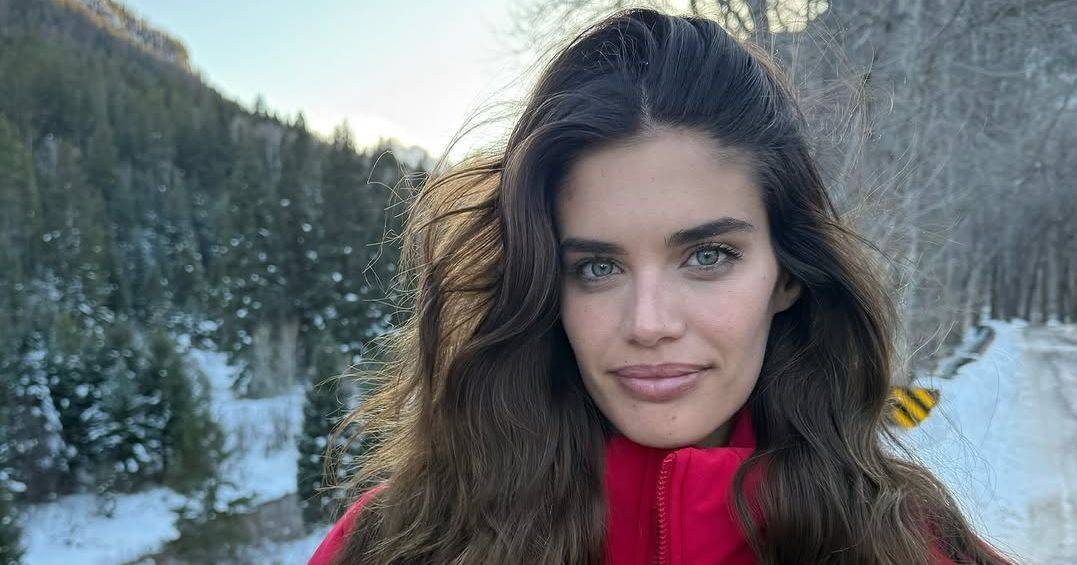 "Deslumbrante" - Na neve, Sara Sampaio 'arrasa' com conjunto vermelho ...