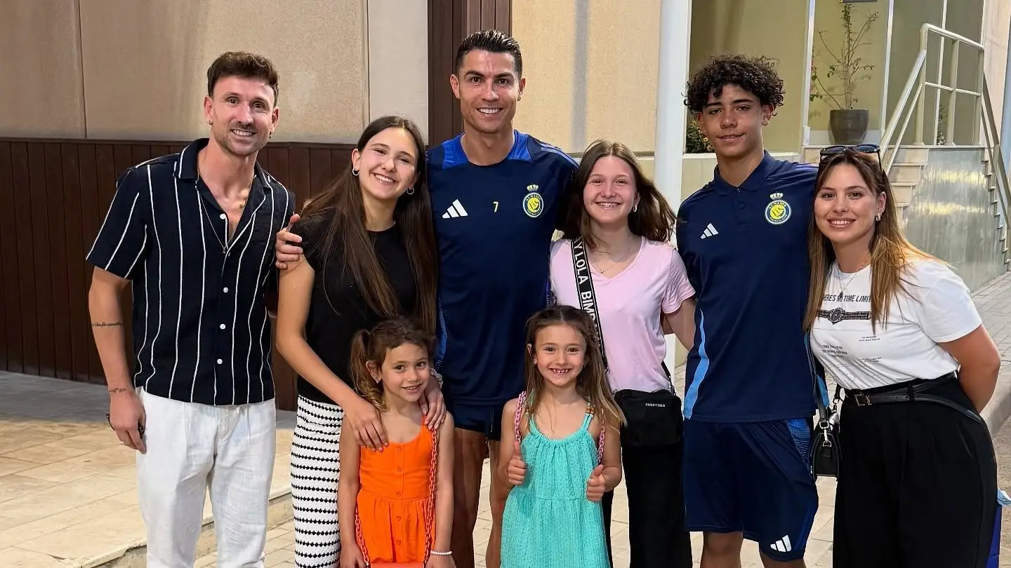 Saiu-lhes a 'sorte grande'! Filhas de Ukra conhecem Cristiano Ronaldo ...