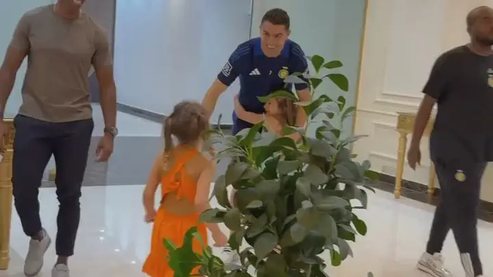 Saiu-lhes a 'sorte grande'! Filhas de Ukra conhecem Cristiano Ronaldo ...