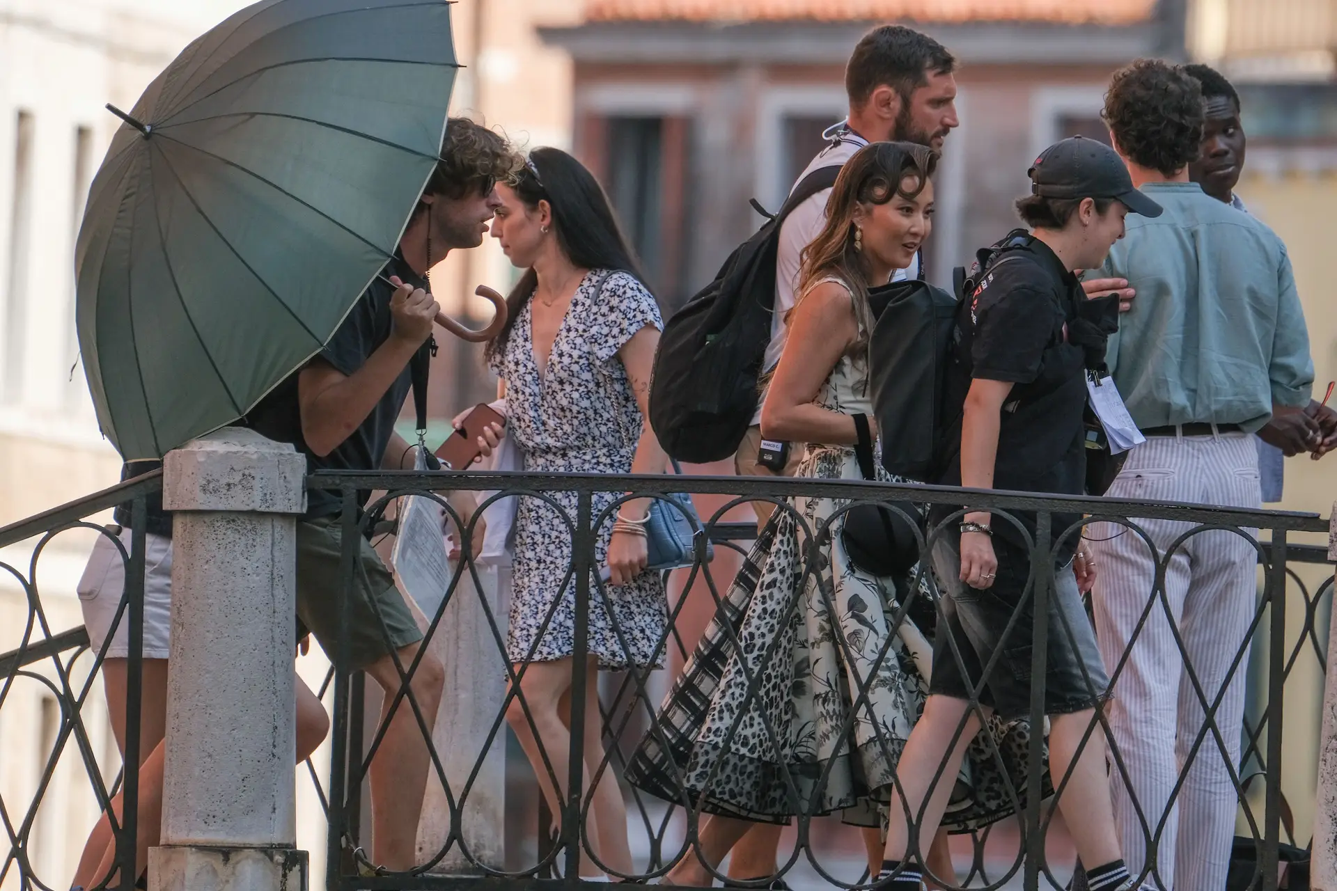 Membro da equipa de 'Emily in Paris' morre aos 47 anos durante ...