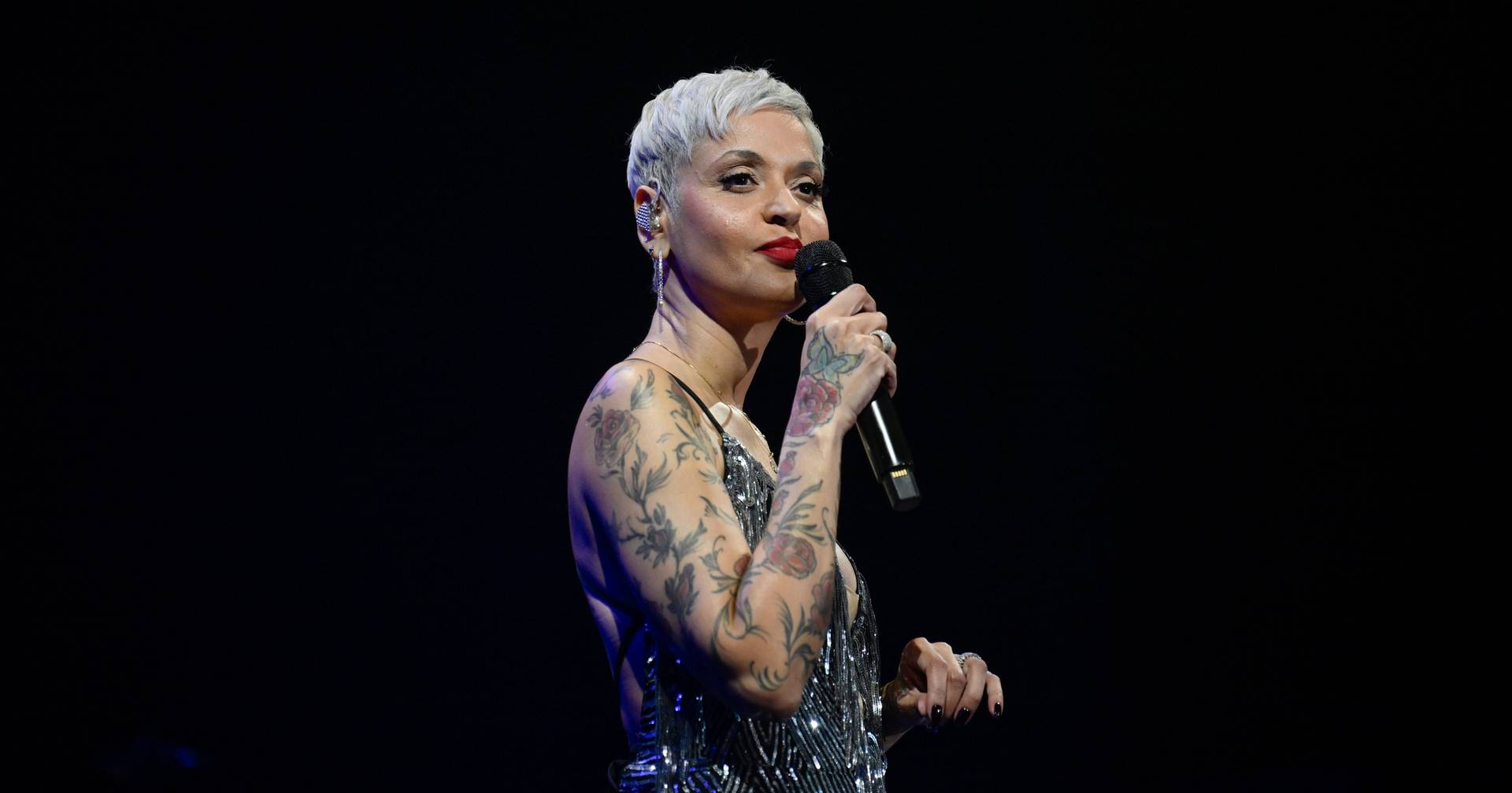 Mariza deslumbra fãs na Semana da Moda de Paris - Fama Show