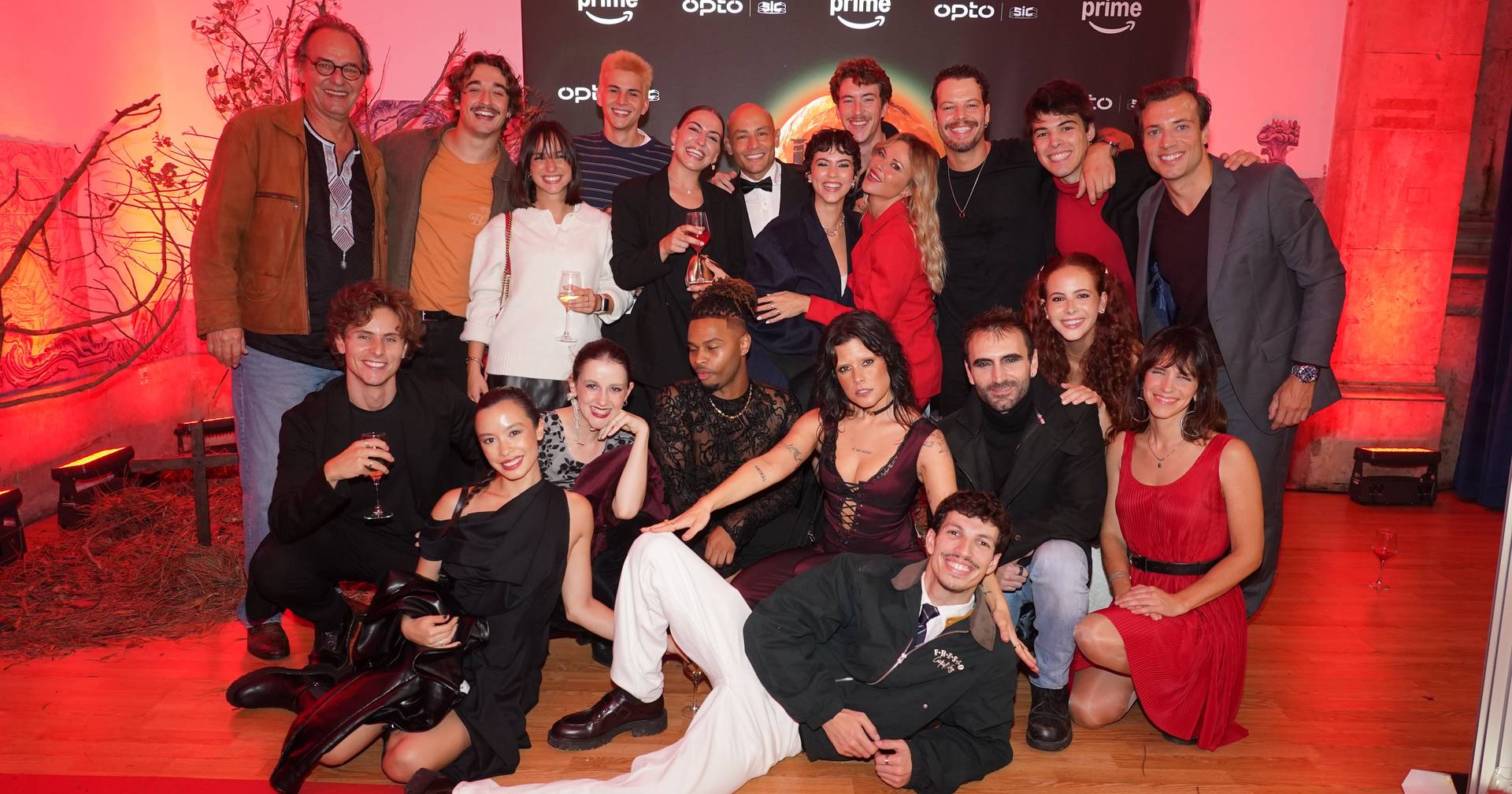 Já chegou a nova temporada de "Lua Vermelha"! Elenco reune-se em noite ...