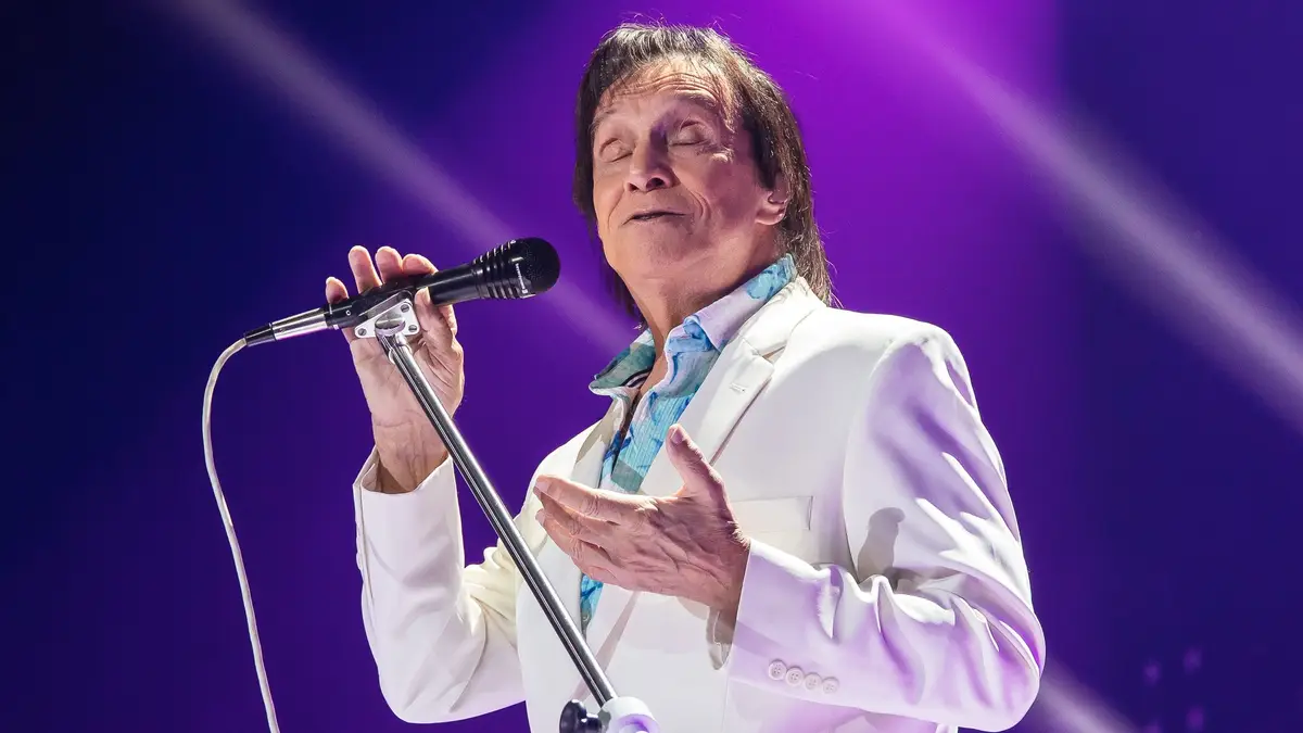 Roberto Carlos em momento tenso no palco com outro cantor? - "Causa-me ...