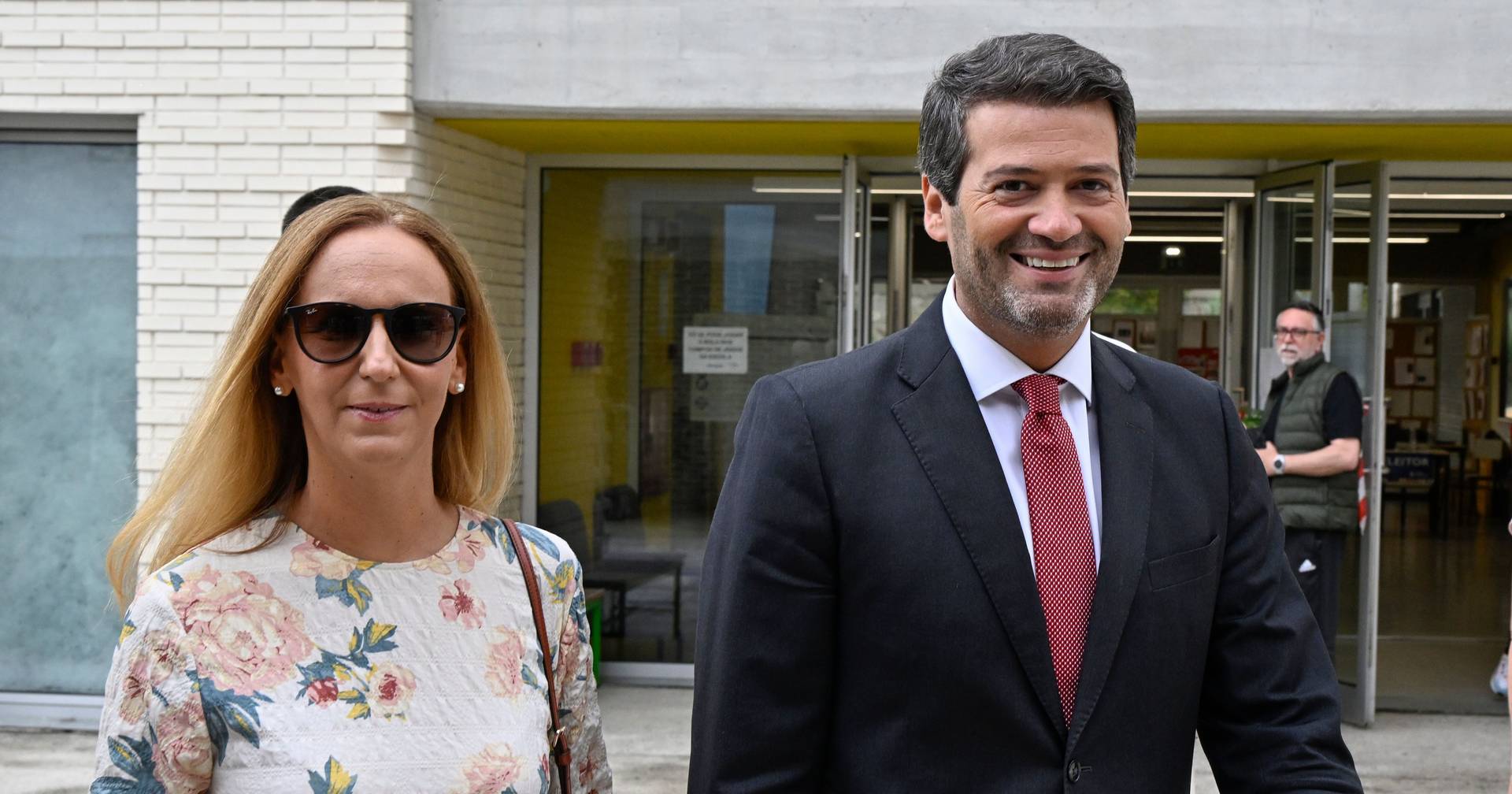 Quem é Dina, a mulher discreta que pausou a carreira para acompanhar ...