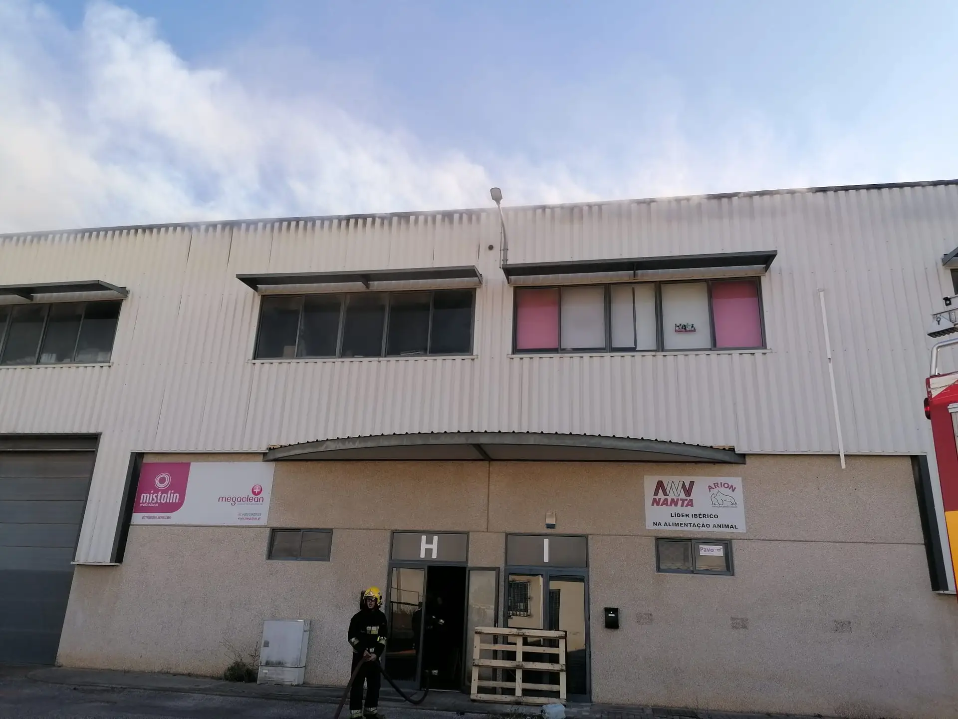 O MIRANTE | Com fotos. Incêndio consome armazéns em Alverca