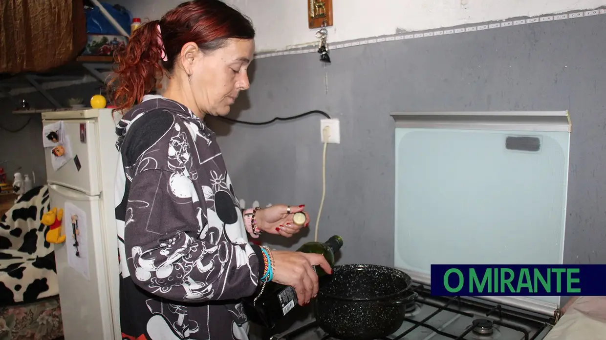 O MIRANTE | Paula Rocha vive com os dois filhos numa garagem em ...