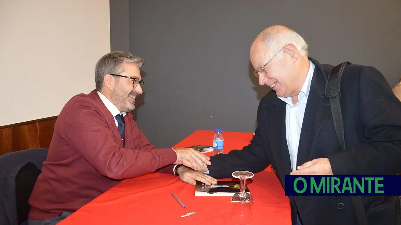 O MIRANTE | Mário Cantiga grita em palavras o que a voz não consegue dizer