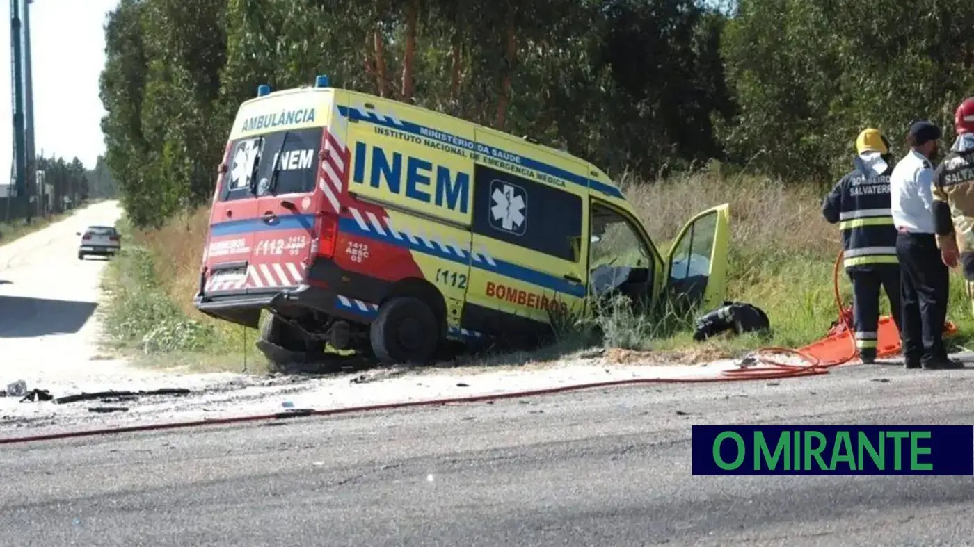 O MIRANTE | Colisão entre ambulância do INEM e ligeiro faz 4 feridos graves em Salvaterra de Magos