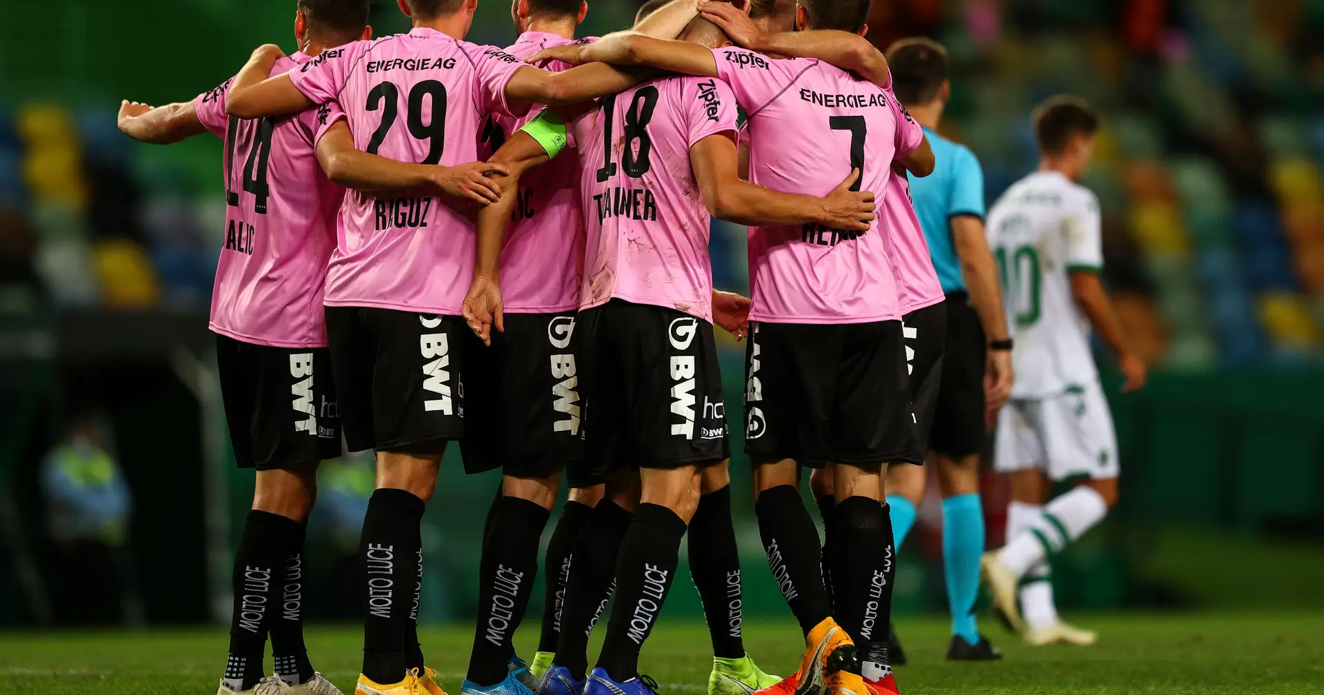 A cor é choque, rosa-choque | Tribuna Expresso