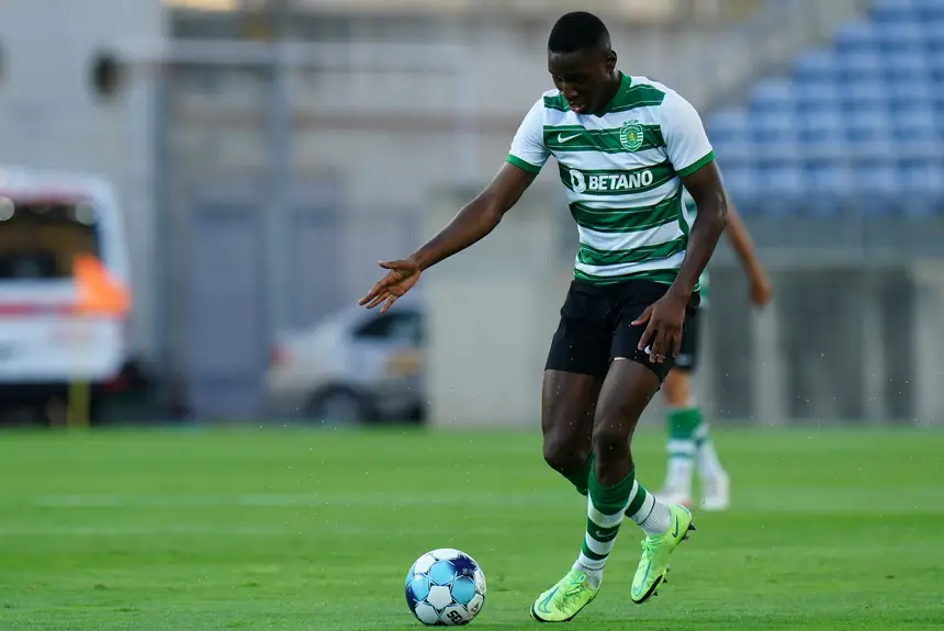 Dário Essugo, um número seis com 16 anos. Rúben Amorim já conta com ele ...