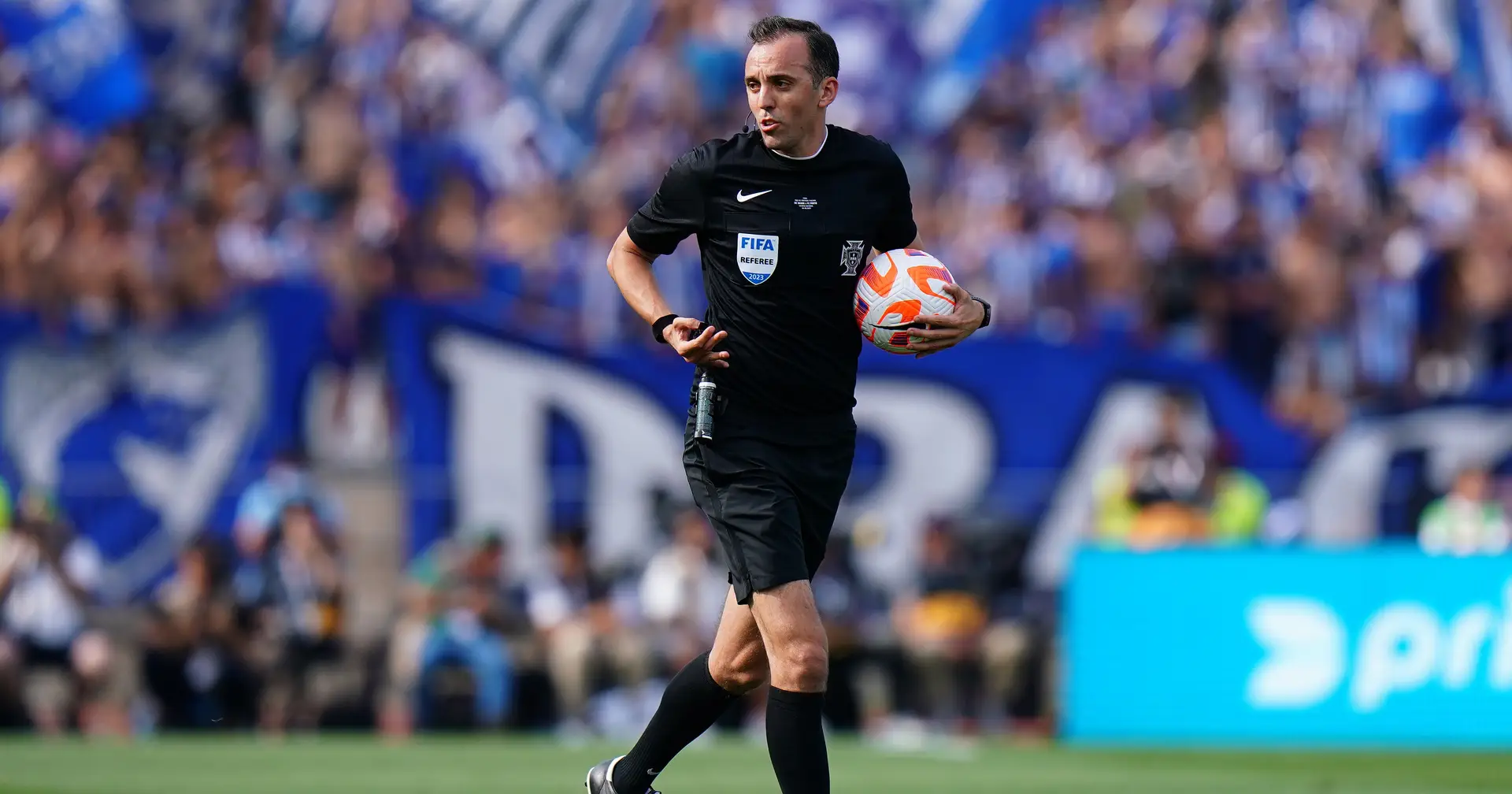 A ideia é de elogiar, mas passar a bola da arbitragem para uma empresa ...
