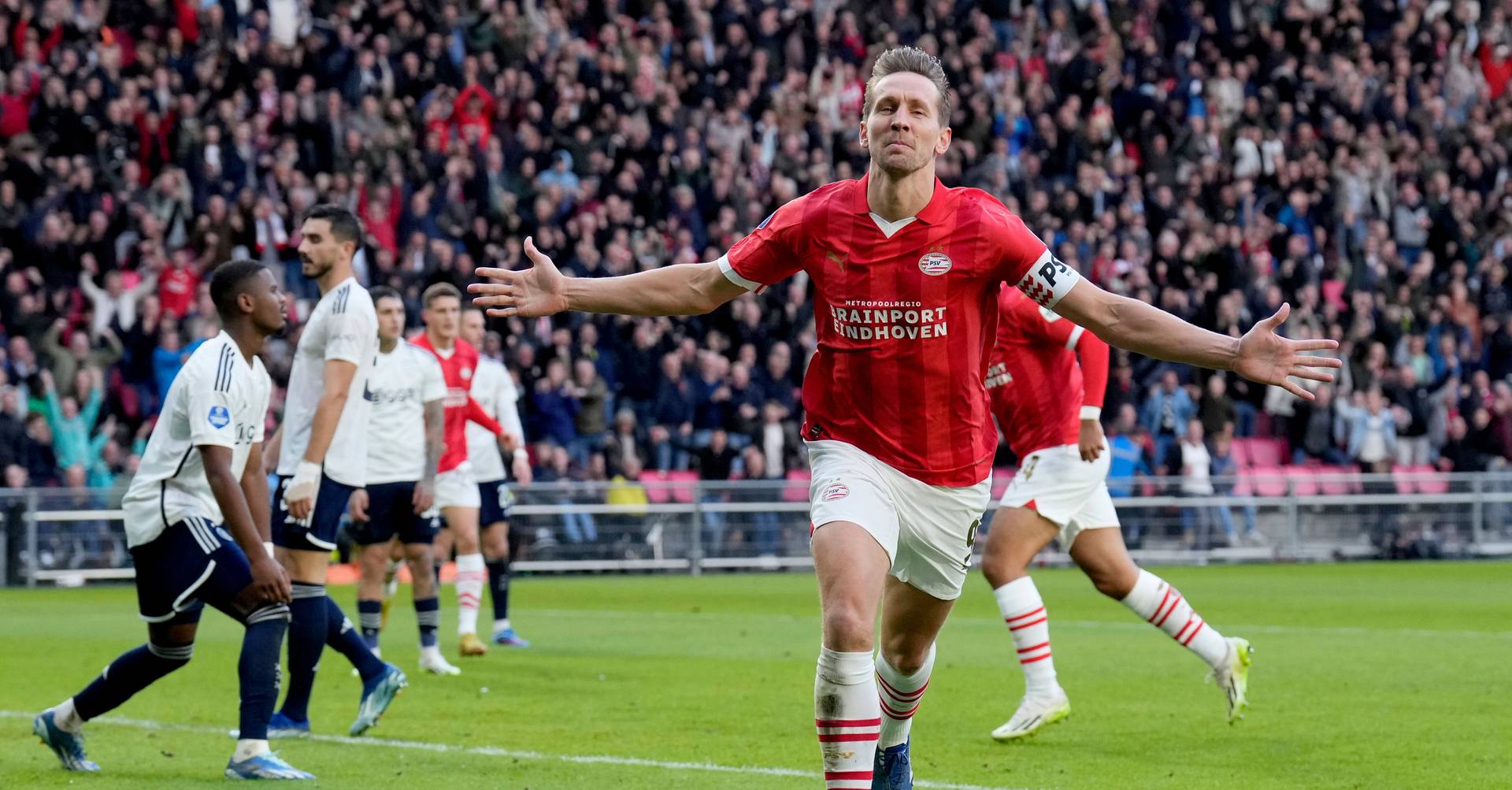 O pesadelo do Ajax prolonga-se: derrota por 5-2 contra o PSV, 10 jogos seguidos sem ganhar e ...