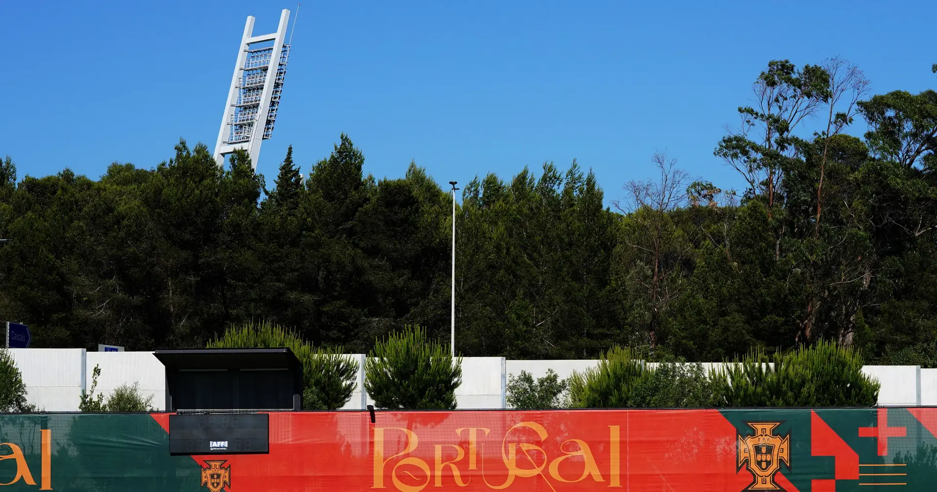 Nuno Lobo, presidente da Associação de Futebol de Lisboa, com apoio de ...