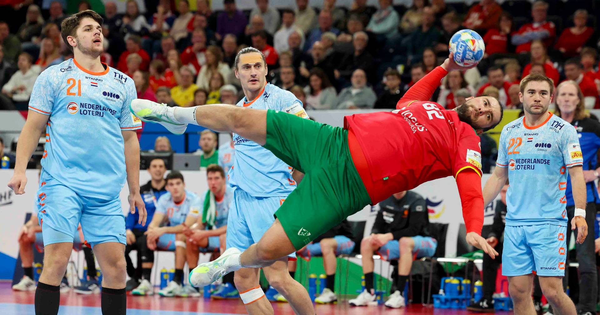 Luís Frade não é o jogador mais “hype”, mas tem os “quilinhos” que a ...