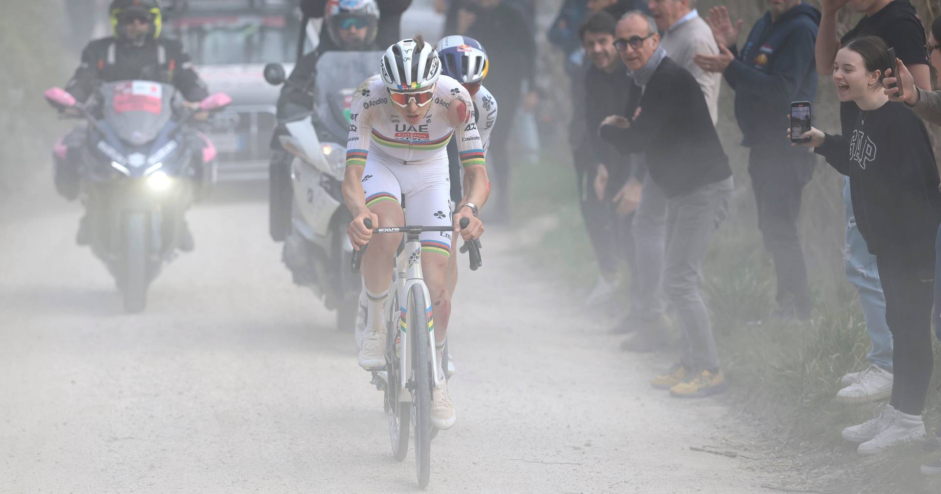 Numa das vitórias mais sujas da carreira, Tadej Pogacar fez da Strade ...