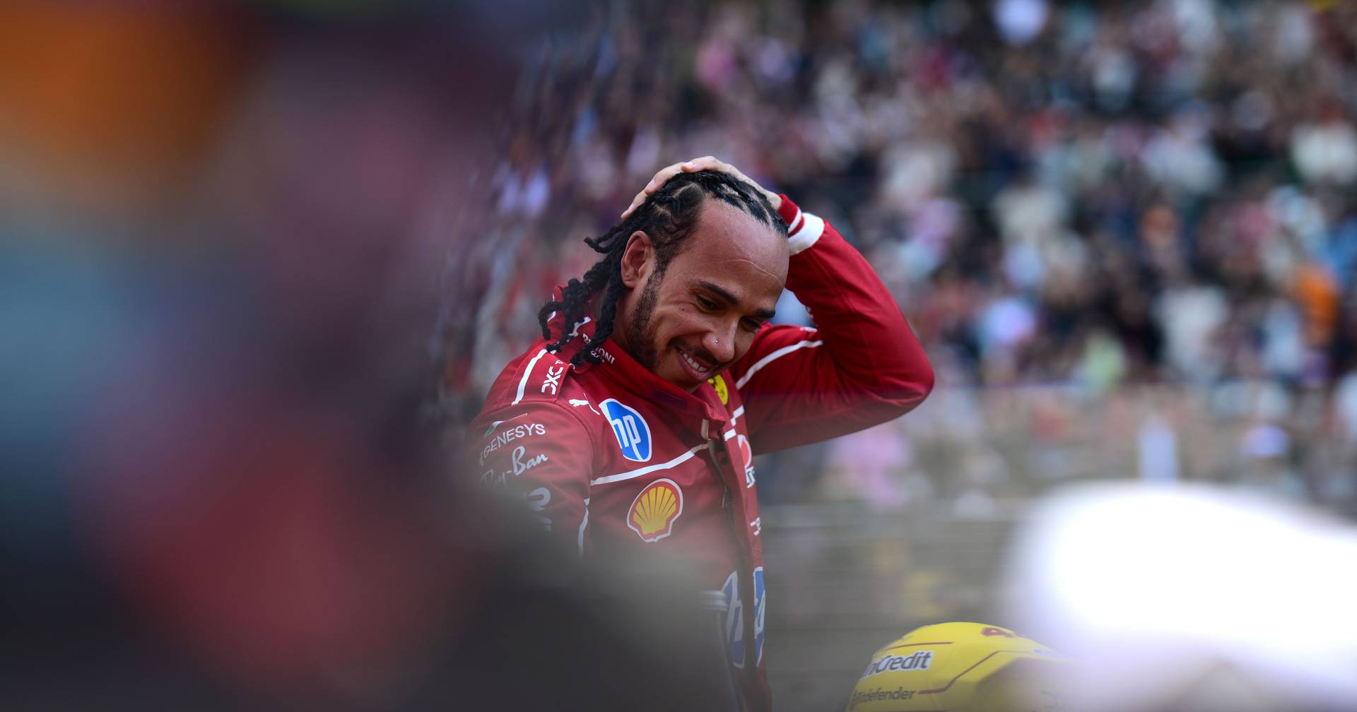 O vermelho cai bem a Lewis Hamilton na hora da primeira vitória na ...