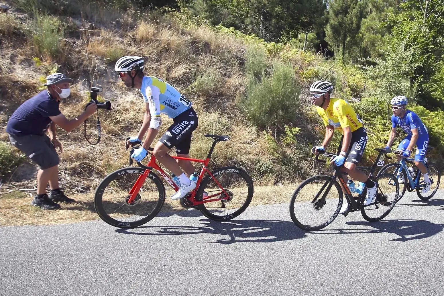 VOLTA: Pelotão despede-se do "tavirense" Gustavo Veloso com homenagem - Postal