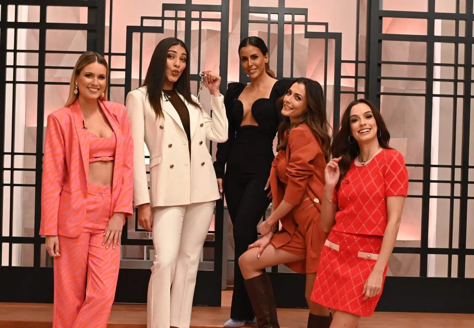 Cor e elegância: Os looks das apresentadoras do ‘Fama Show’ em dia de ...