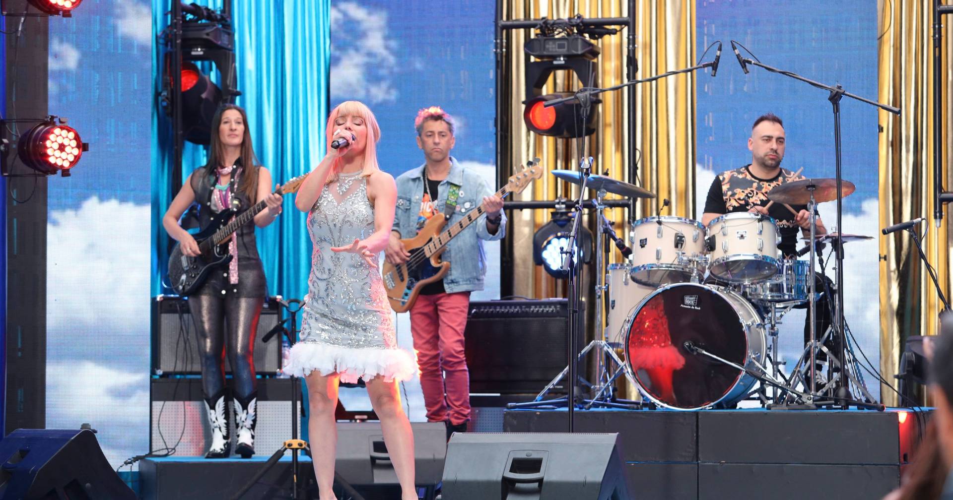 Emoção e aplausos: As imagens do grande regresso de Rebeca Sofia aos ...