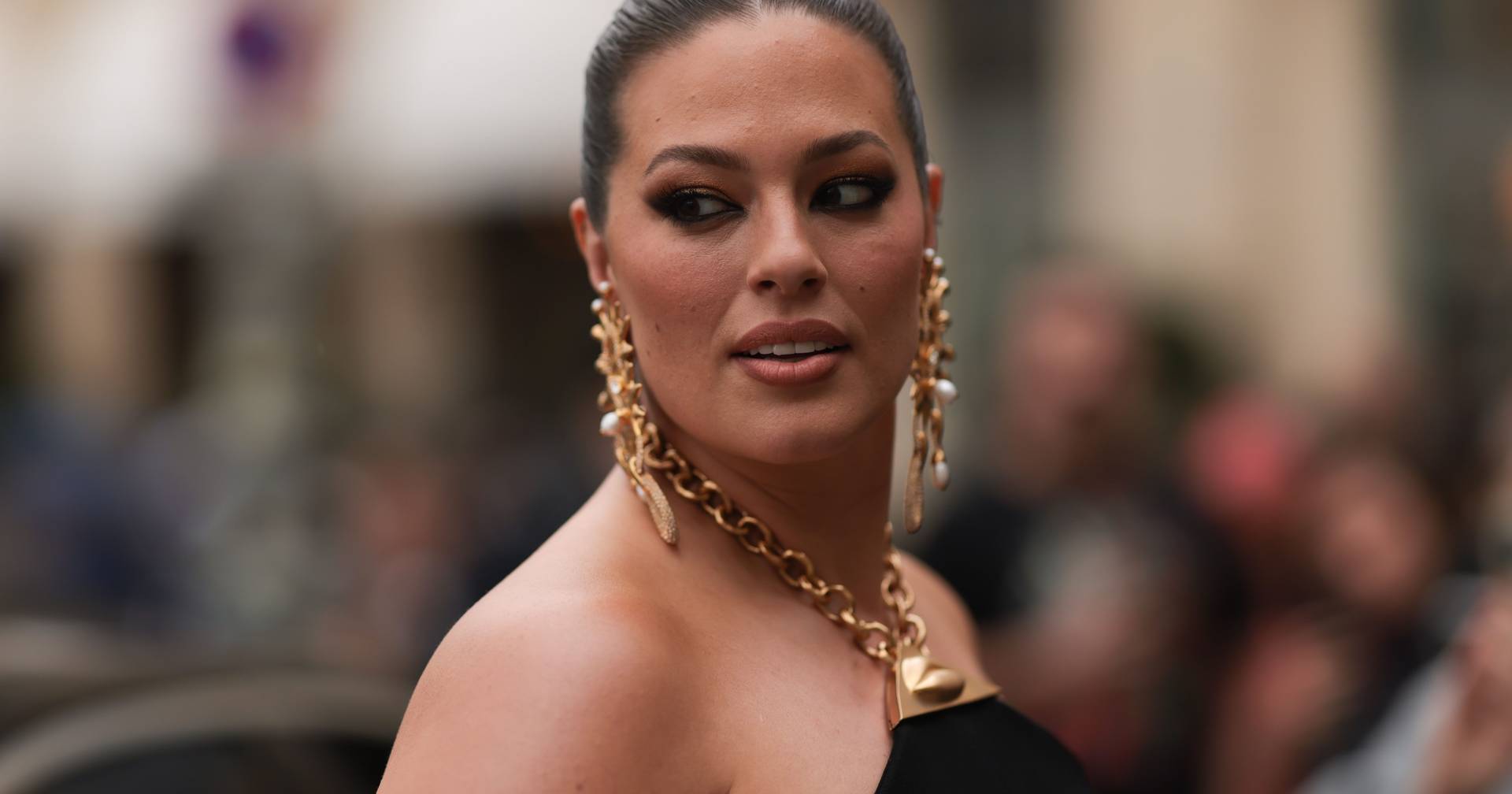 Sem pudores! Ashley Graham mostra a “nova barriga” depois de ser mãe de ...