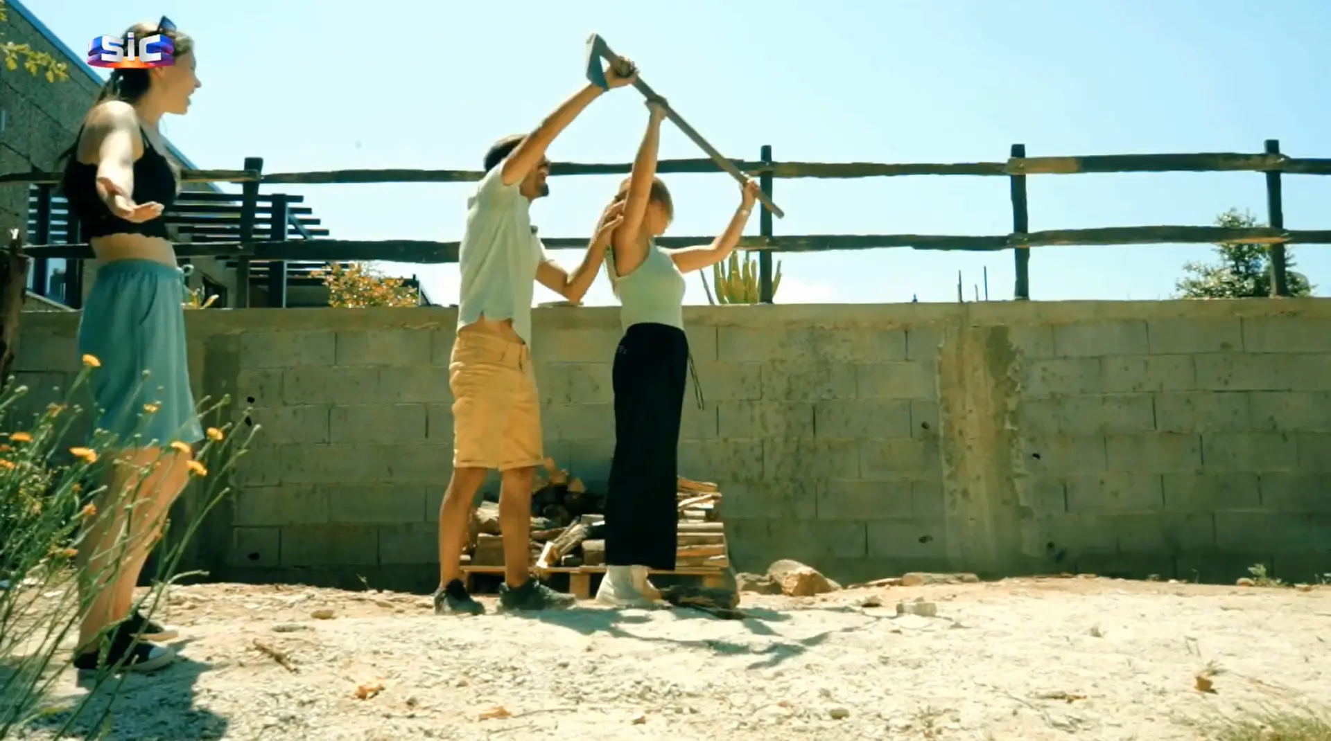 “A campeã da madeira podre”: Filipa Mendes racha a lenha com uma ...