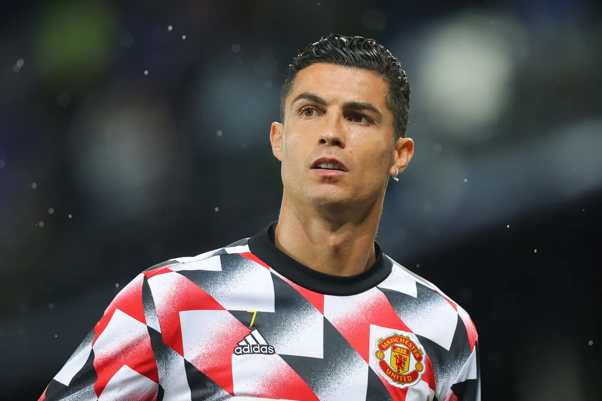 Cristiano Ronaldo pinta as unhas dos pés de preto e há toda uma ...