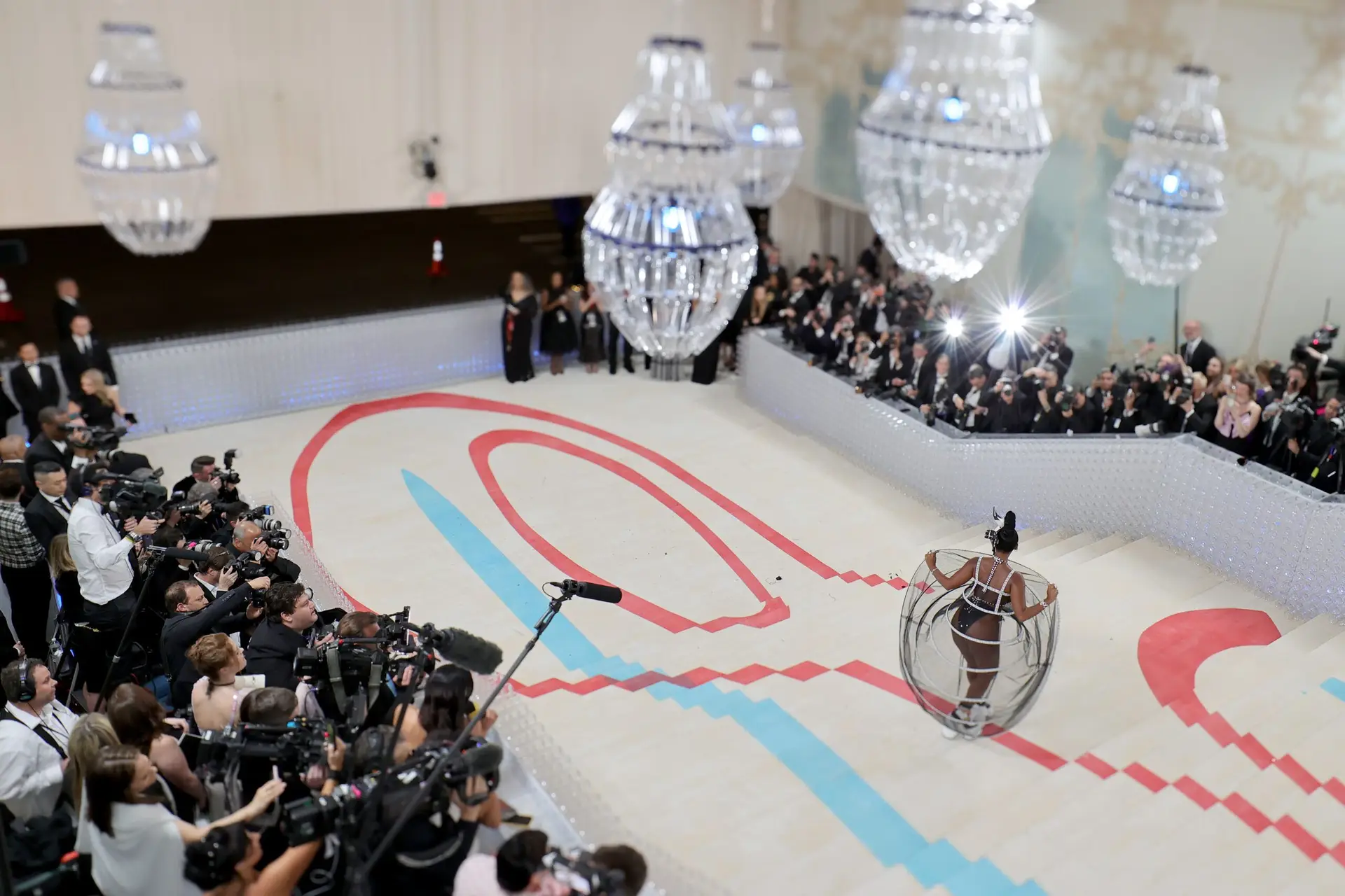 Não tinha convite e foi pisada na passadeira vermelha: a barata que ...