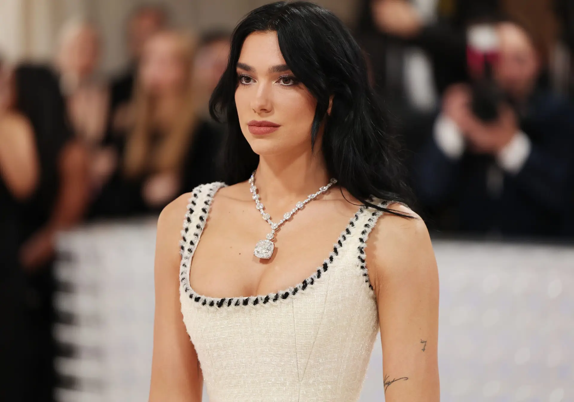 Máscara de pestanas verde? Dua Lipa diz que é a tendência do momento - SIC
