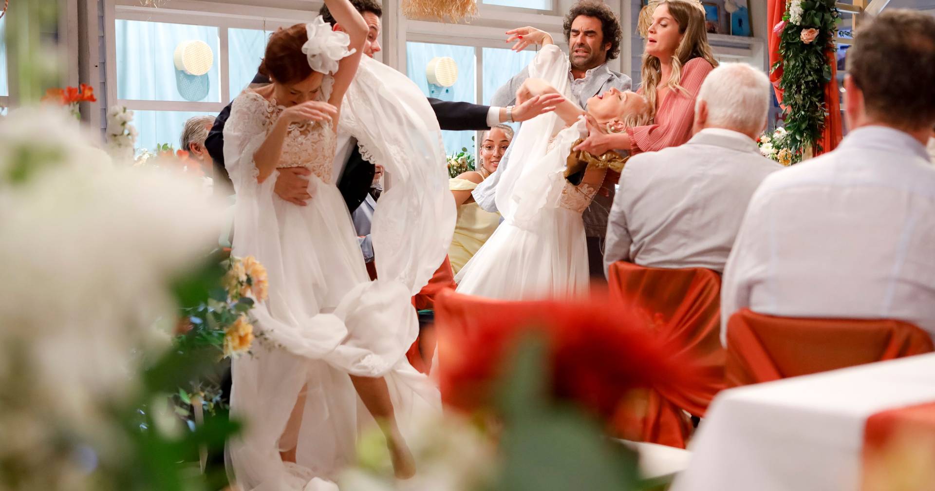 Inimigas à bulha! Remédios e Naná rasgam os vestidos de casamento uma ...
