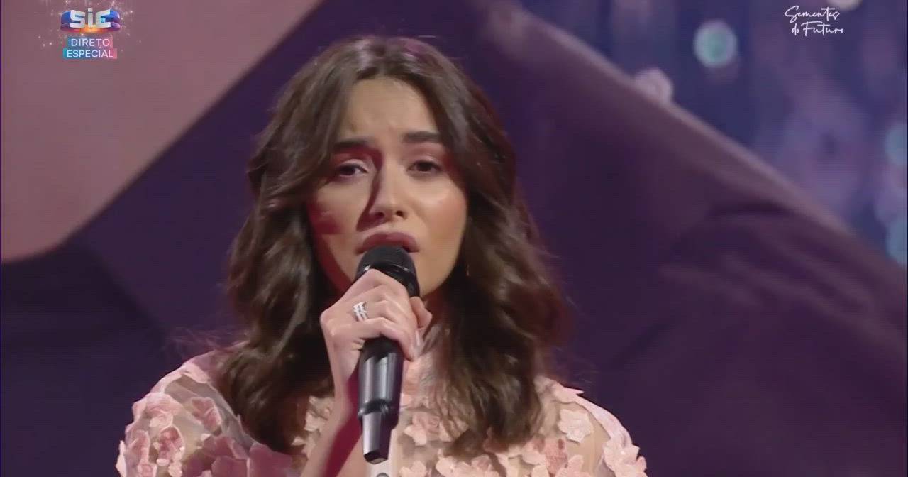 Eva Stuart interpreta medley de êxitos de Sara Carreira - SIC