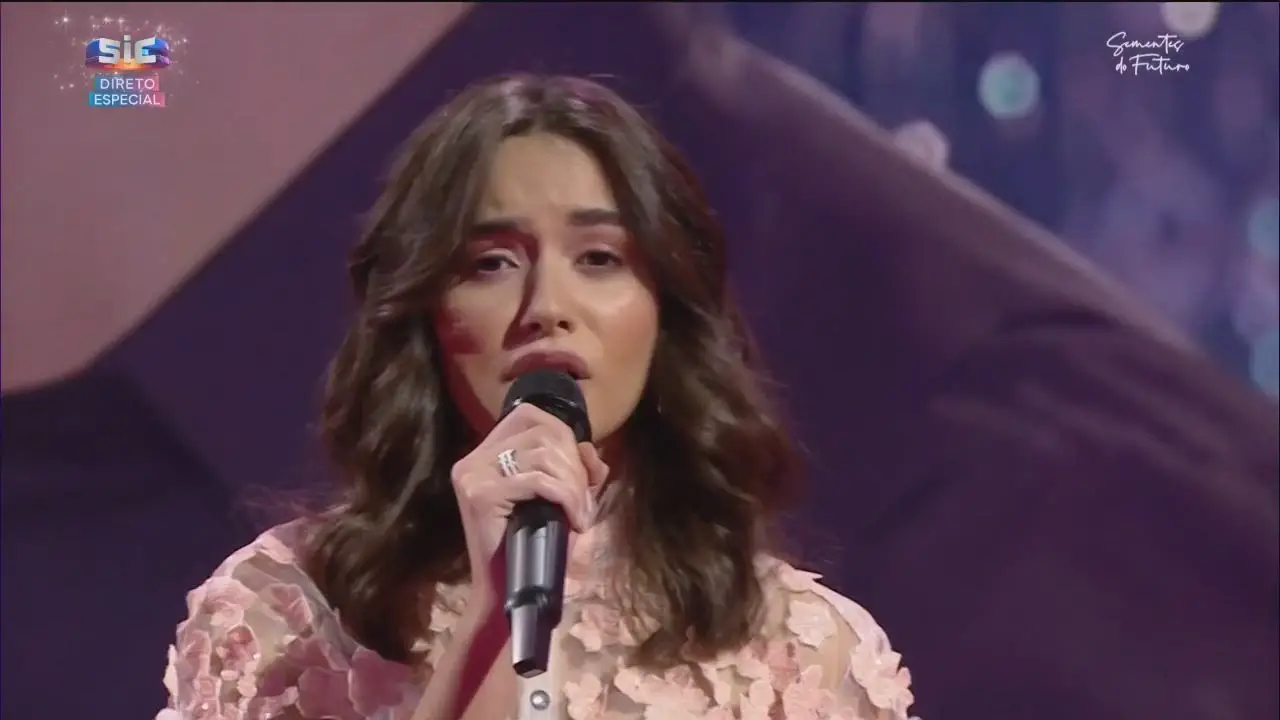 Eva Stuart interpreta medley de êxitos de Sara Carreira - SIC